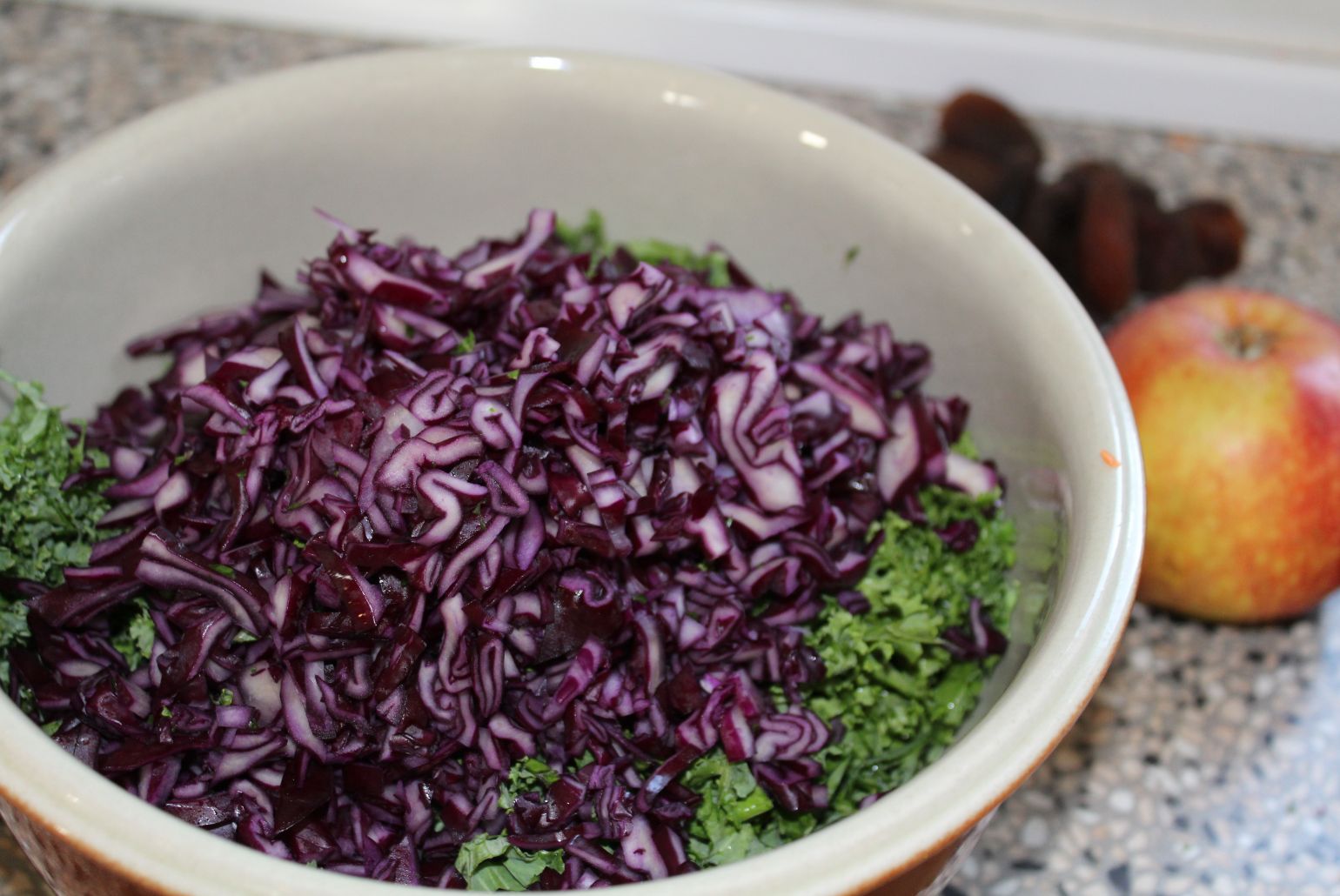 Blandet grønkåls- og rødkålssalat - ugens kålsalat - Veganermor